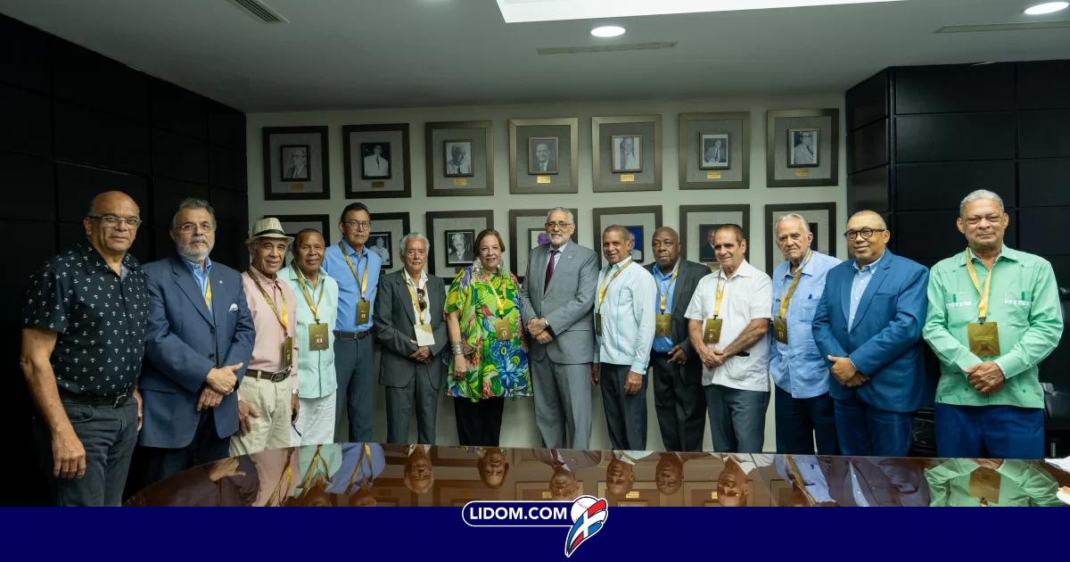 LIDOM tributa reconocimiento a comunicadores con credenciales de por ...