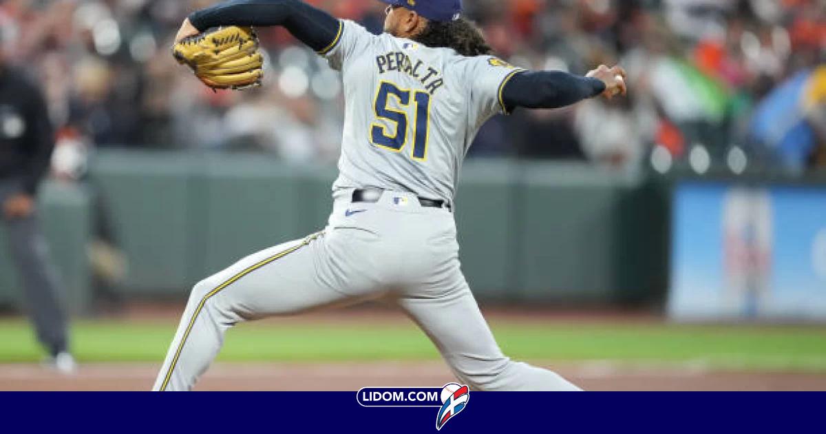 Freddy Peralta en 9no juego con 10 ponches o más; Obtiene triunfo 44 en ...