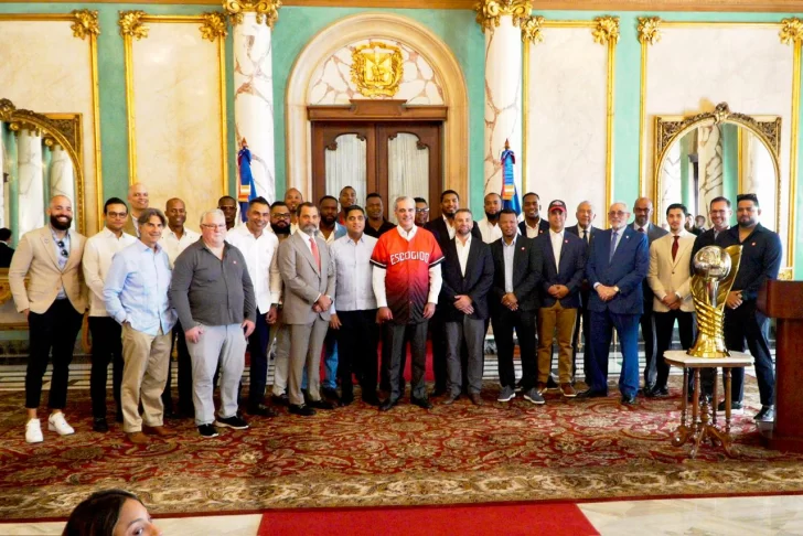 Presidente Abinader entrega bandera al Escogido | Lidom